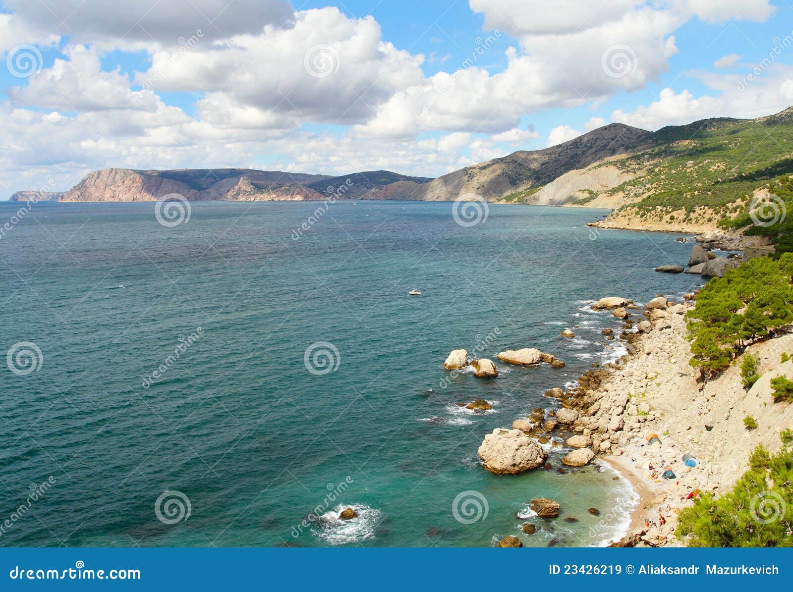 Rotsachtige kustlijn stock afbeelding. Image of heuvel - 23426219