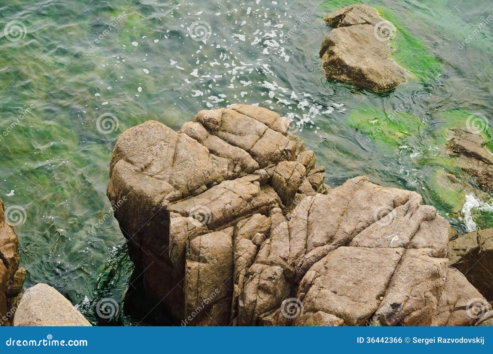 Rotsen stock foto. Image of overzees, rimpeling, openlucht - 36442366