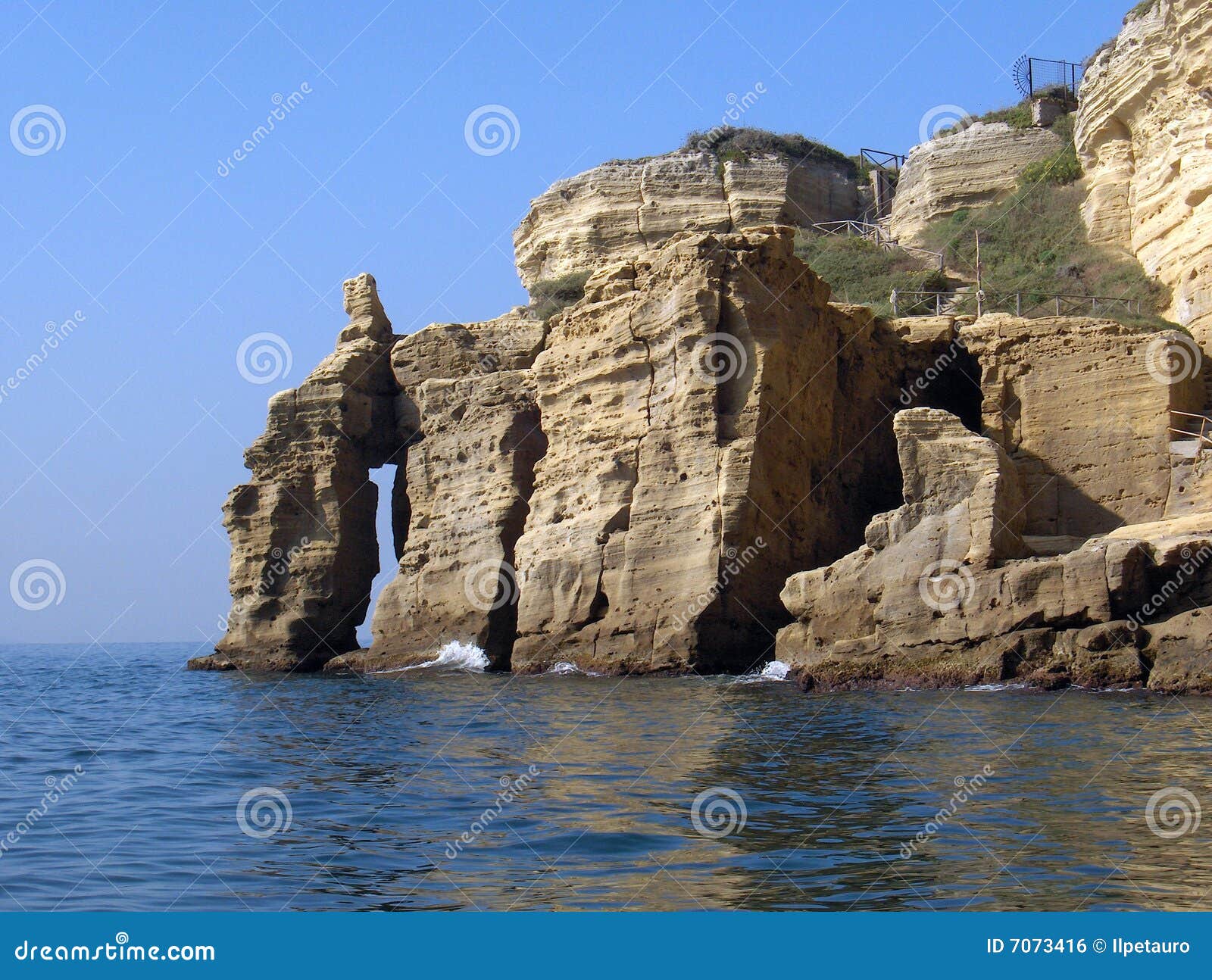 Rotsen stock foto. Image of extern, geïsoleerd, rots, italië - 7073416