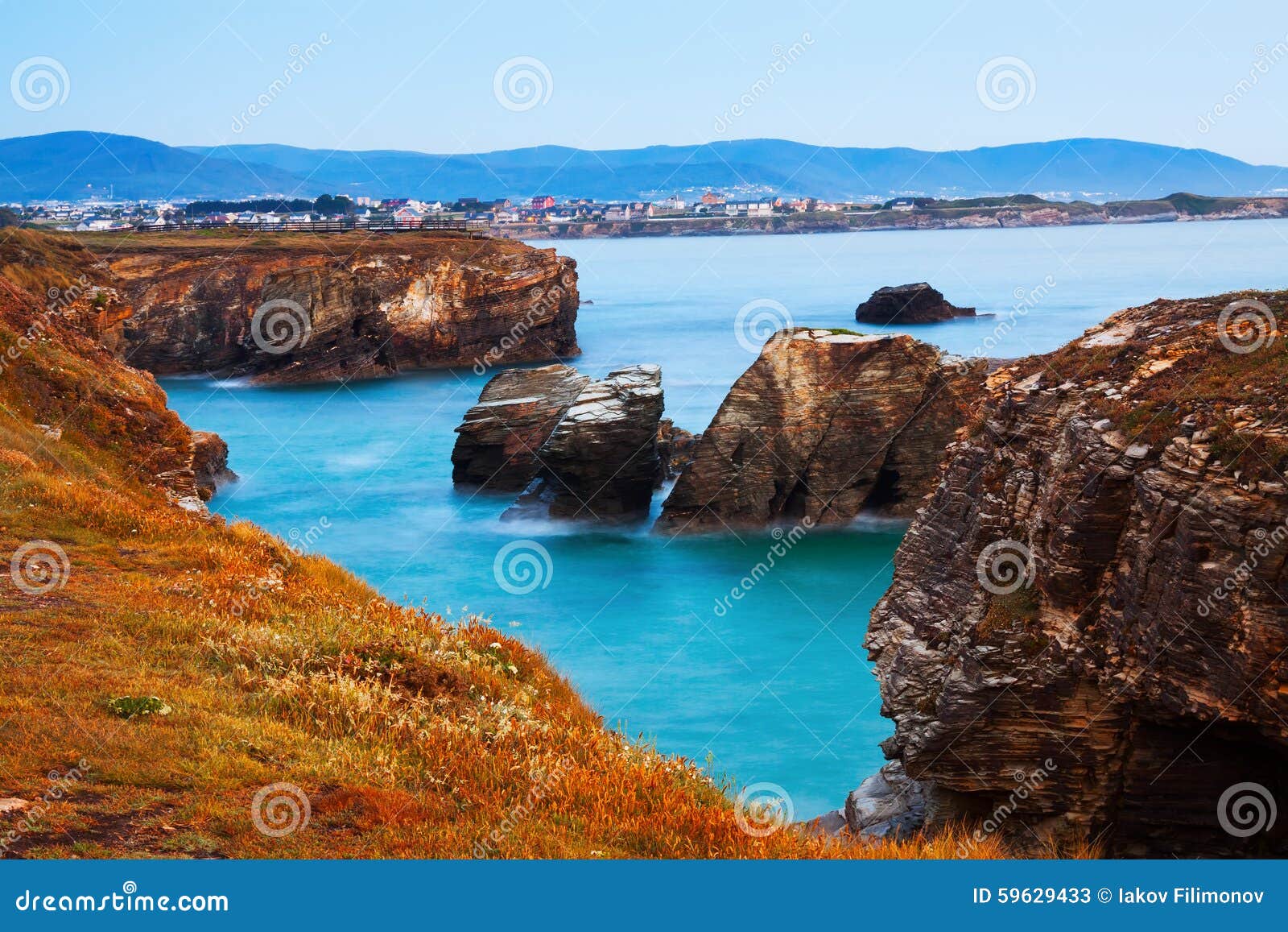 Rotsen Bij De Kust Van De Atlantische Oceaan Stock Afbeelding - Image ...