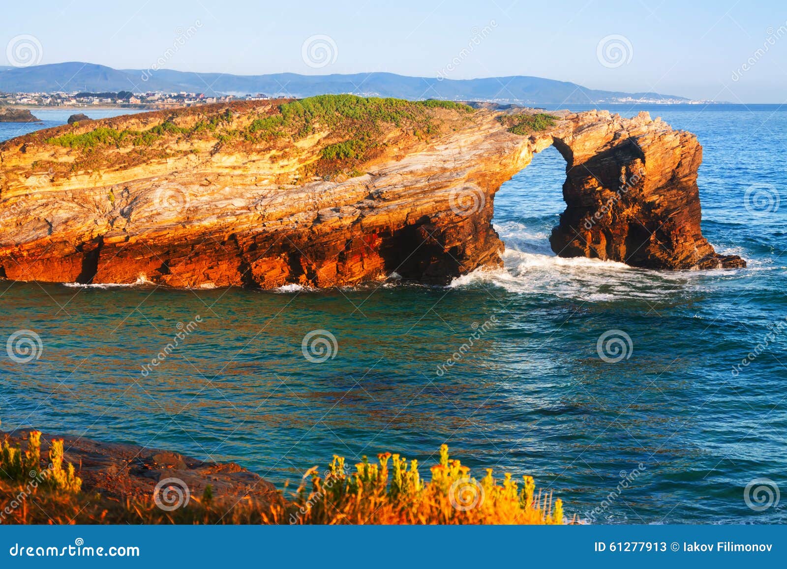 Rotsen Bij Strand in De Zomer Stock Afbeelding - Image of rots, spaans ...