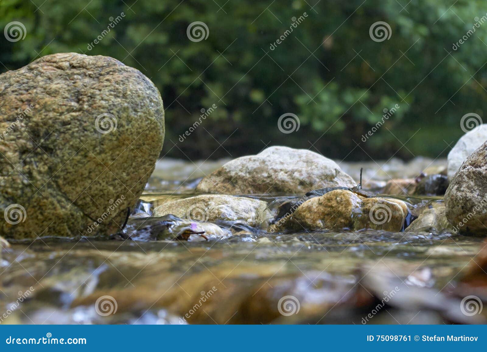 Rotsen in de rivier stock afbeelding. Image of stilte - 75098761