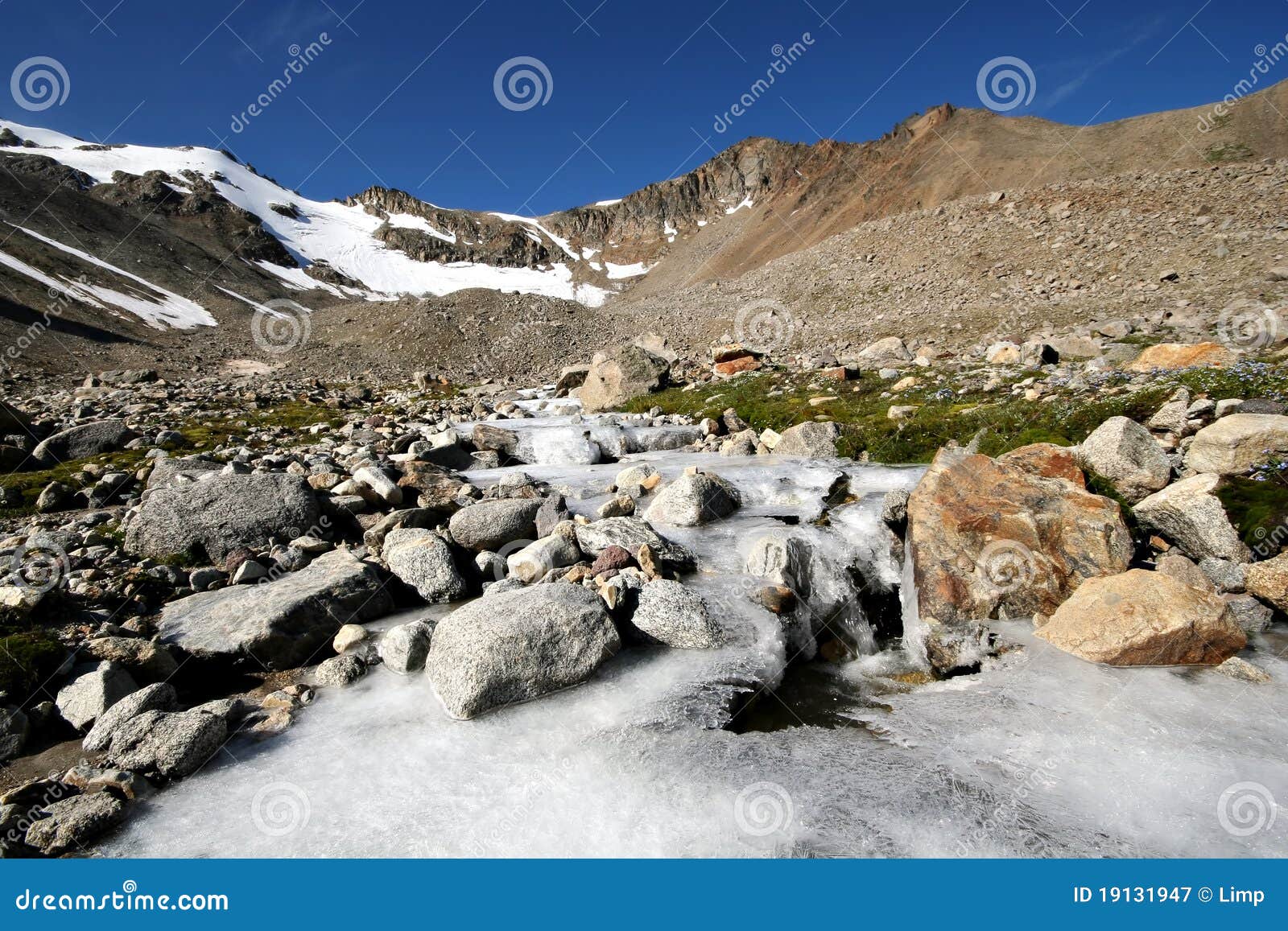 Rotsen En Stenen in Bergen. Bevroren Rivier Stock Afbeelding - Image of ...
