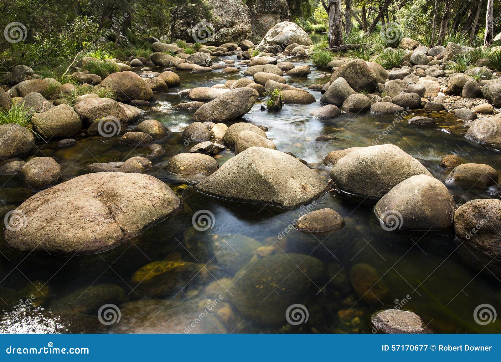 Rotsen en stromend water stock afbeelding. Image of sleep - 57170677