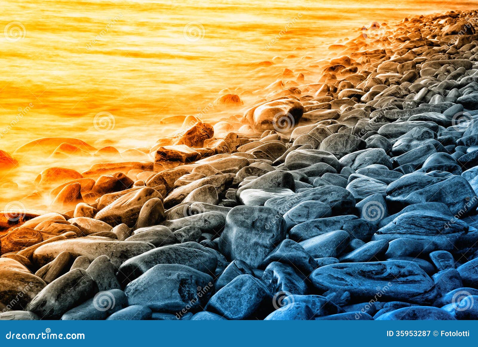 Rotsen en water stock afbeelding. Image of openlucht - 35953287