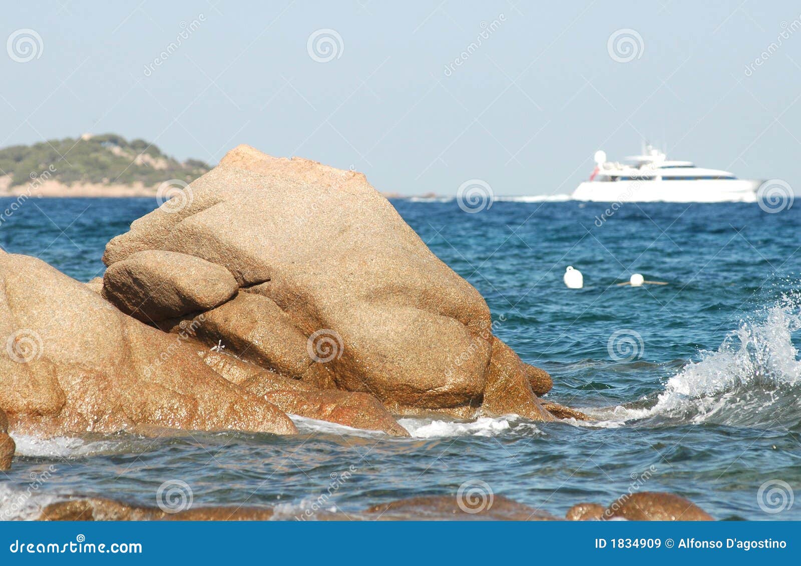 Rotsen, golven, een boot stock afbeelding. Image of brekers - 1834909