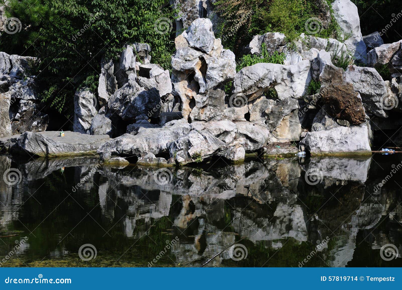 Rotsen in Tuin stock foto. Image of azië, stad, water - 57819714