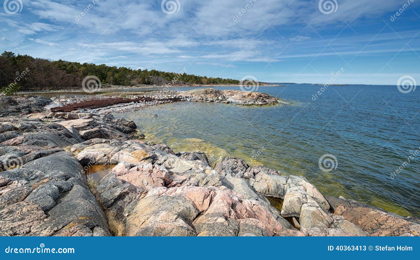 Rotskust Bij De Zweedse Kustlijn Stock Afbeelding - Image of wolken ...