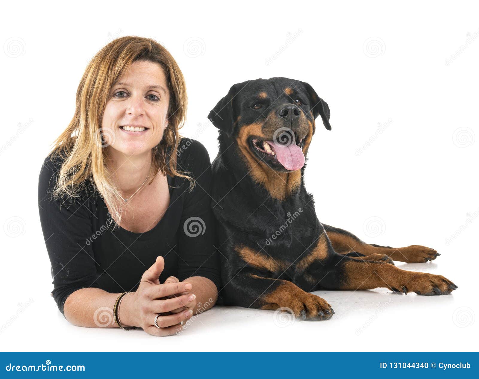 Rottweiler e donna fotografia stock. Immagine di cucciolo - 131044340
