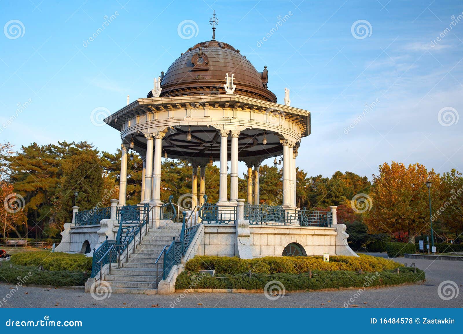 Rotunda stock photo. Image of beautiful, park, like, leaf - 16484578