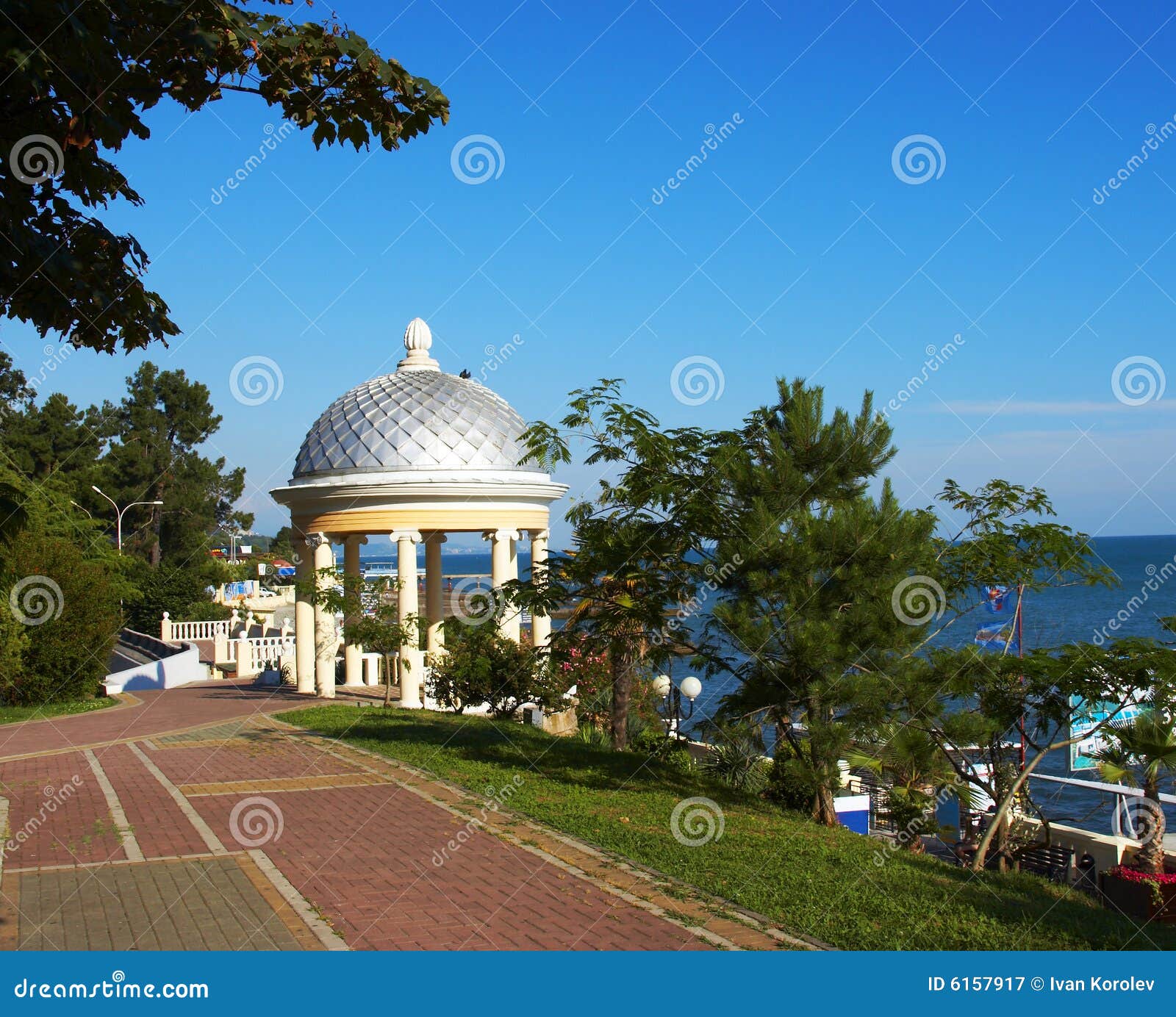 Rotunda stock image. Image of architecture, leaves, lake - 6157917