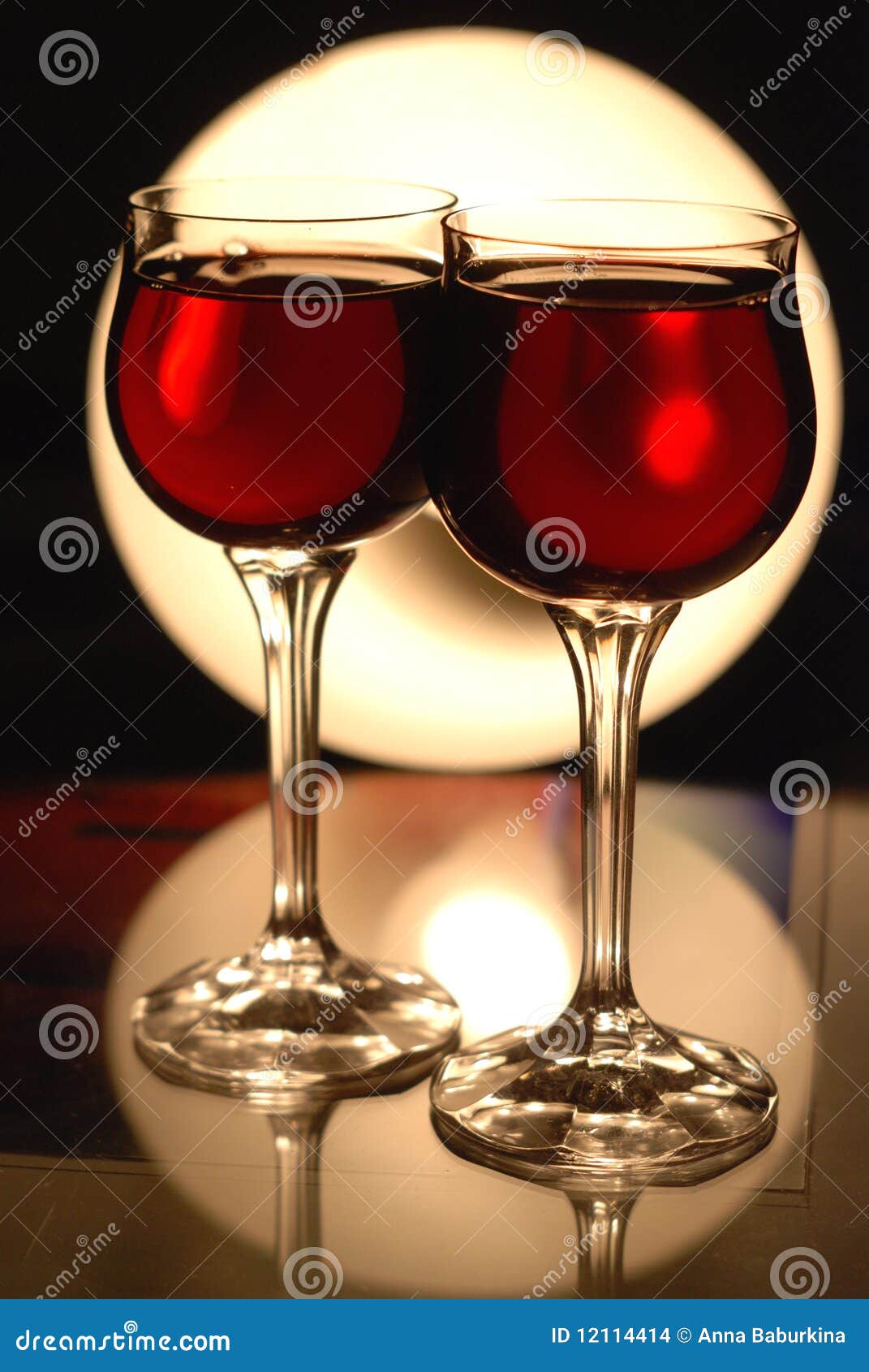 Rotwein stockfoto. Bild von wein, feier, alkohol, datum - 12114414