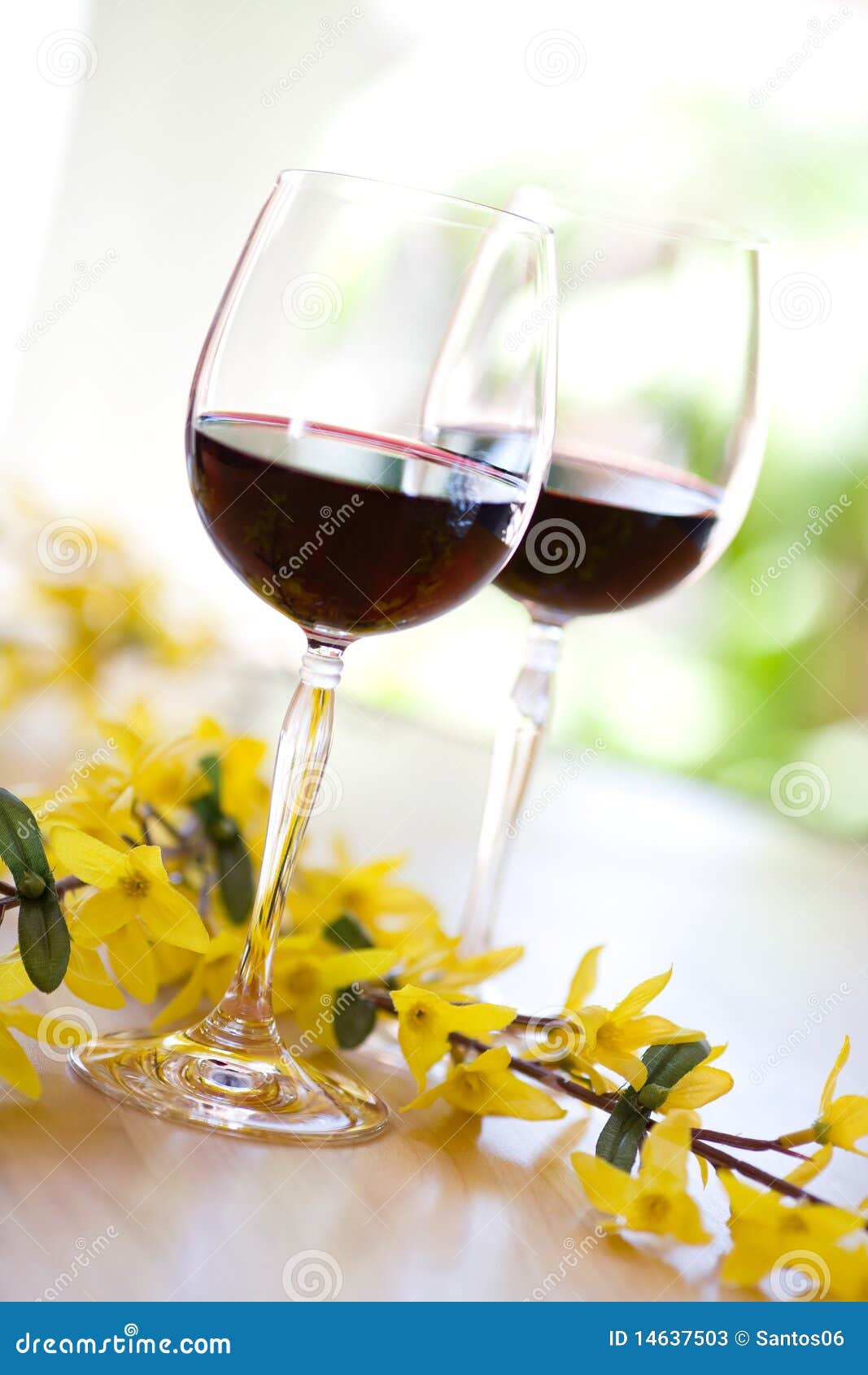 Rotwein stockbild. Bild von fenster, romantisch, platz - 14637503