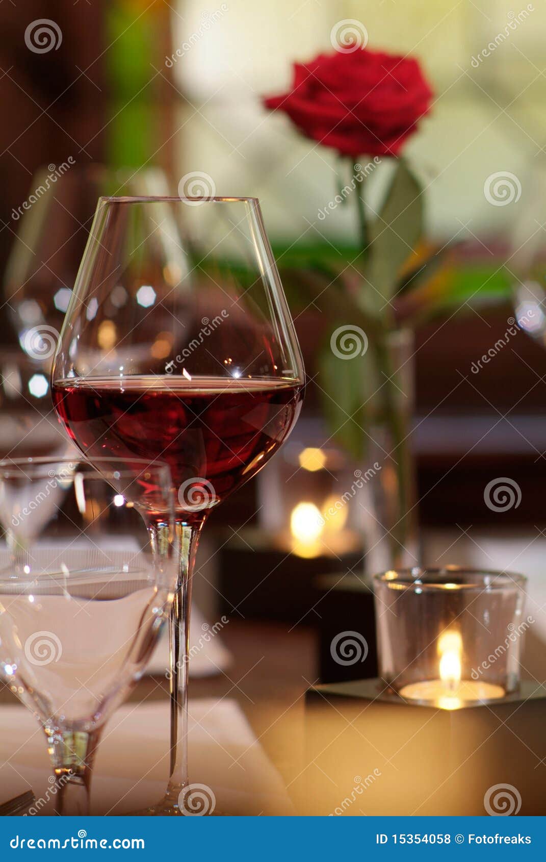 Rotweinglas Mit Kerze Und Stieg Stockfoto - Bild von vertikal, kerze ...