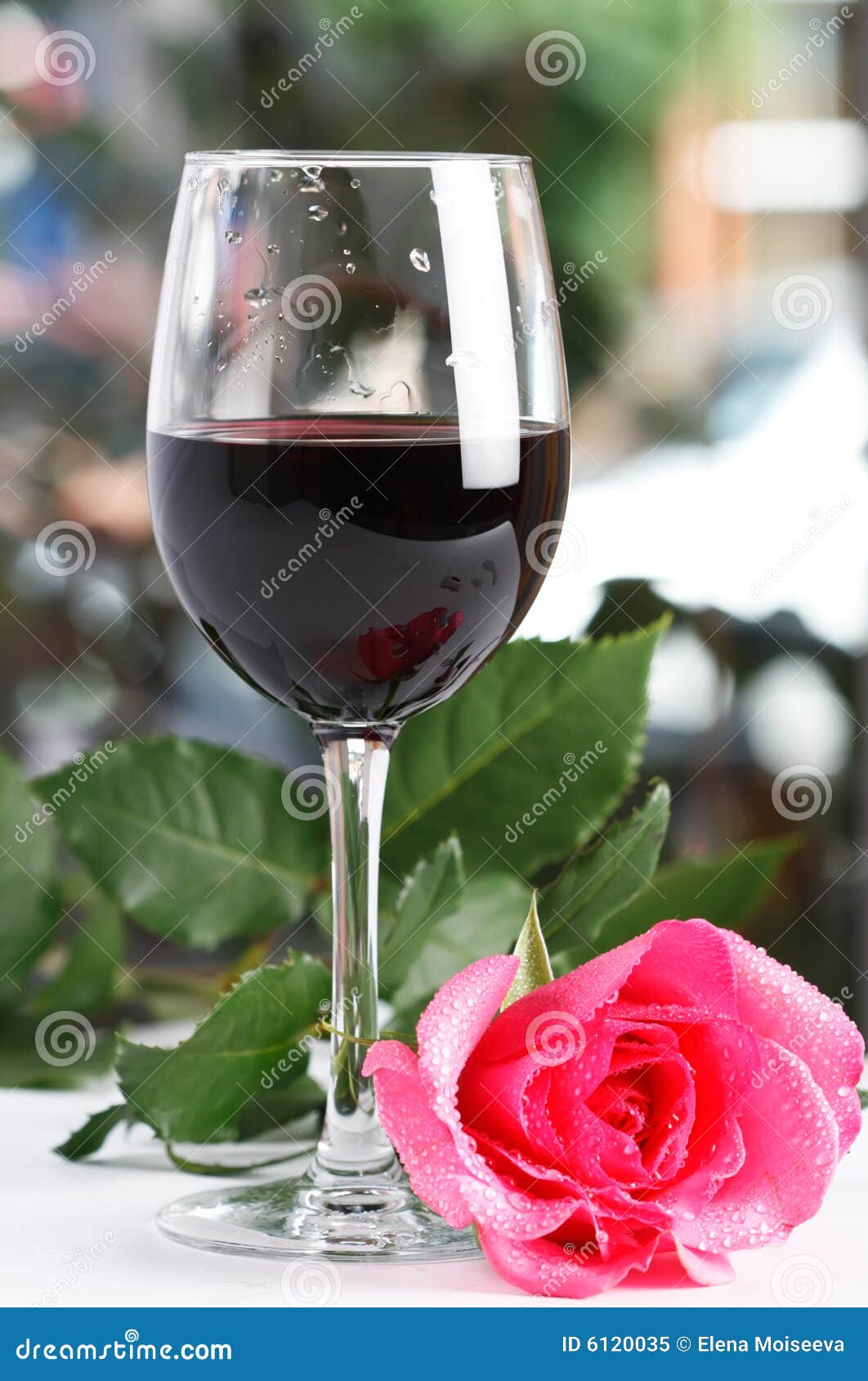 Rotweinglas Mit Rose, Heller Hintergrund Stockbild - Bild von glas ...