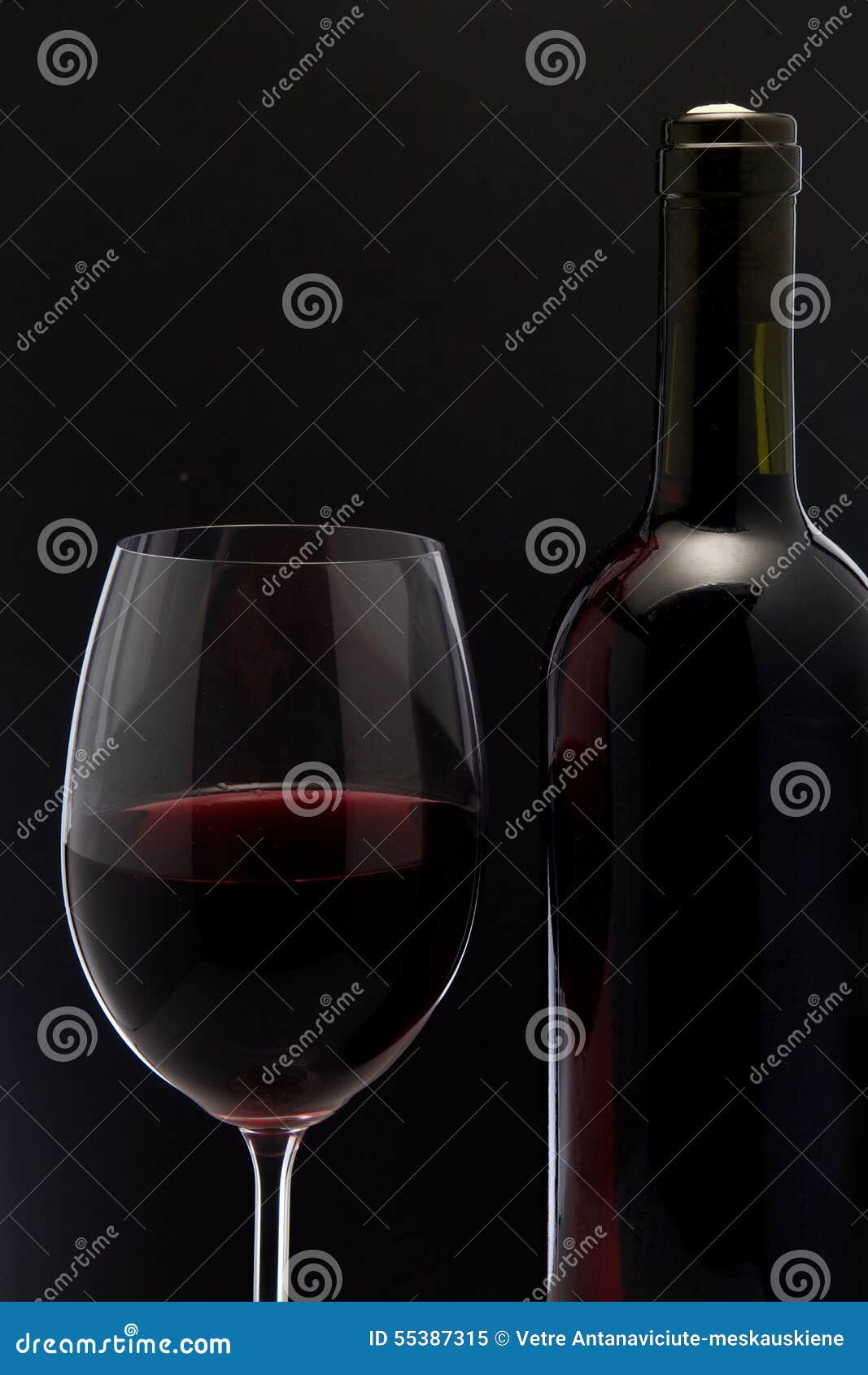 Rotweinglas Und Eine Flasche Im Schwarzen Hintergrund Stockbild - Bild ...