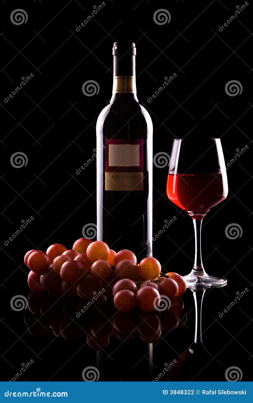 Rotweinglas und -flasche stockfoto. Bild von reflex, romantisch - 3848322