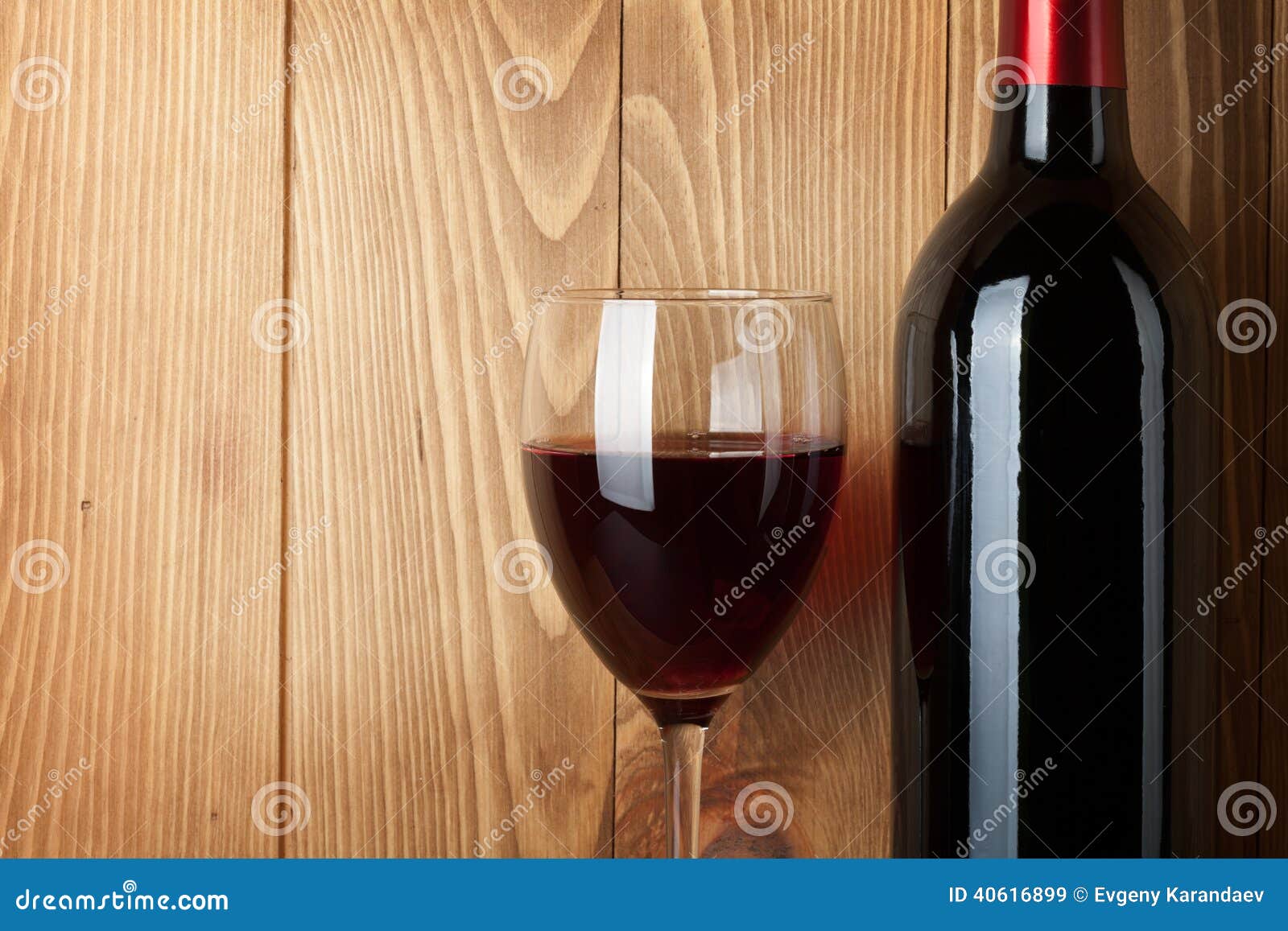 Rotweinglas und -flasche stockbild. Bild von beschaffenheit - 40616899