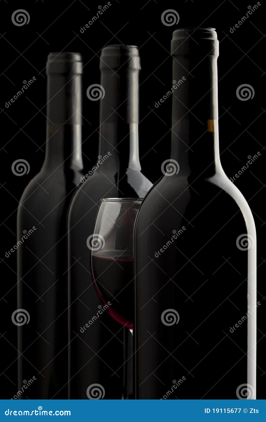 Rotweinglas Und Flaschen Eines Weins Im Schwarzen Backgro Stockbild ...