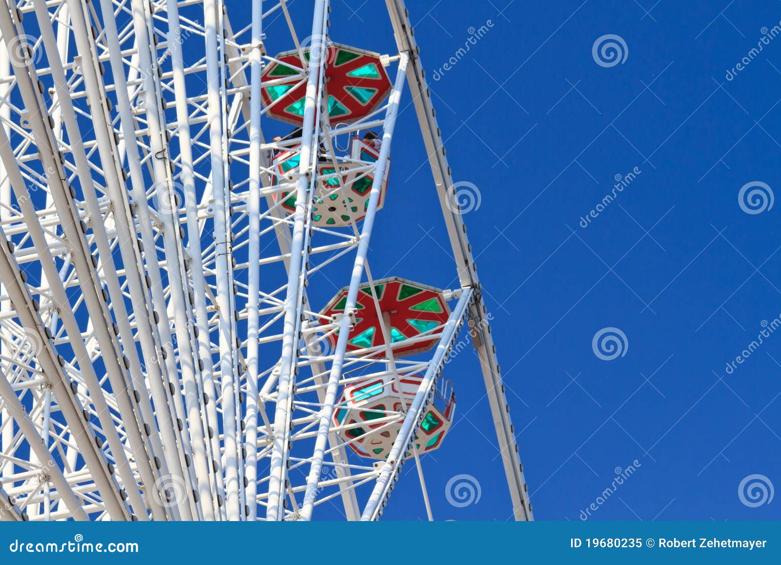Roue blanche de bacs image stock. Image du autriche, stationnement ...