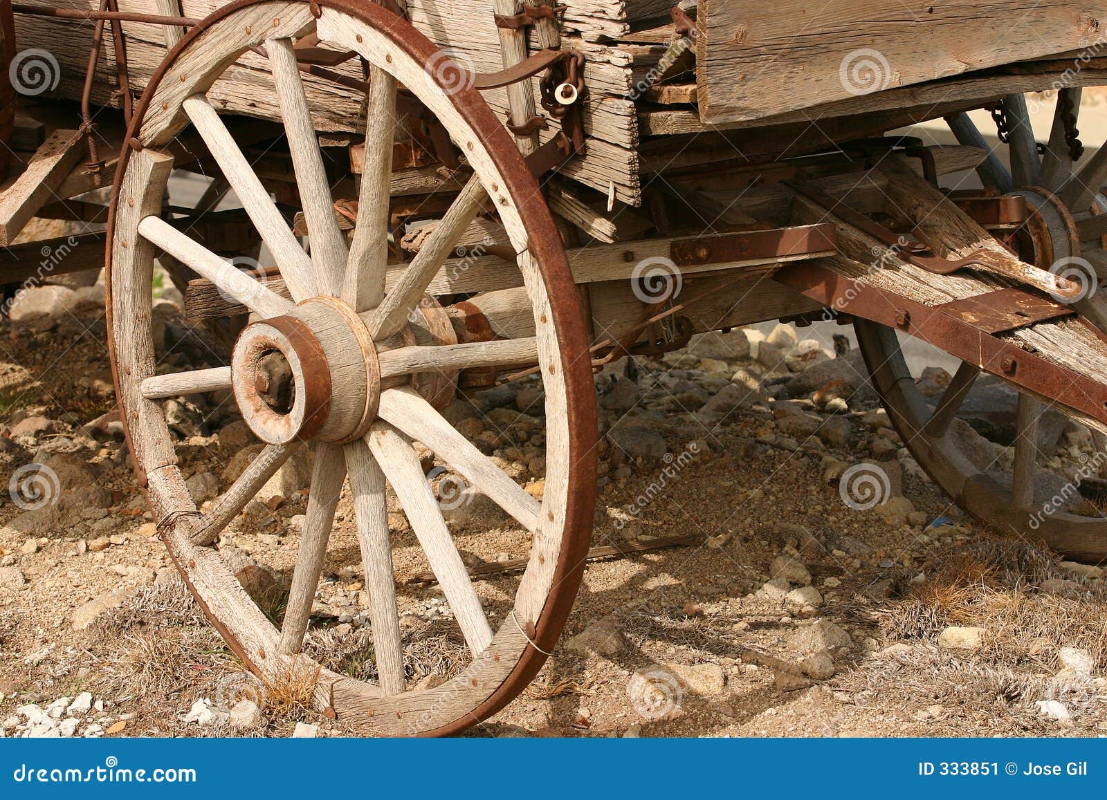 Roue de chariot image stock. Image du chariot, roue, vieux - 333851