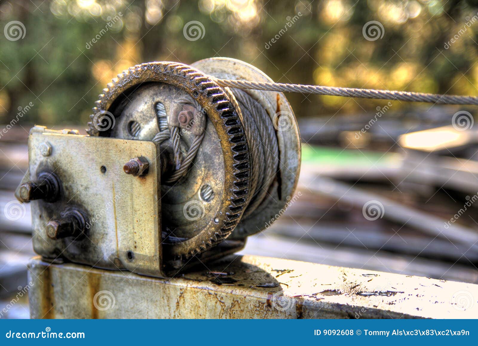Roue de force photo stock. Image du détaillé, vieux, fond - 9092608