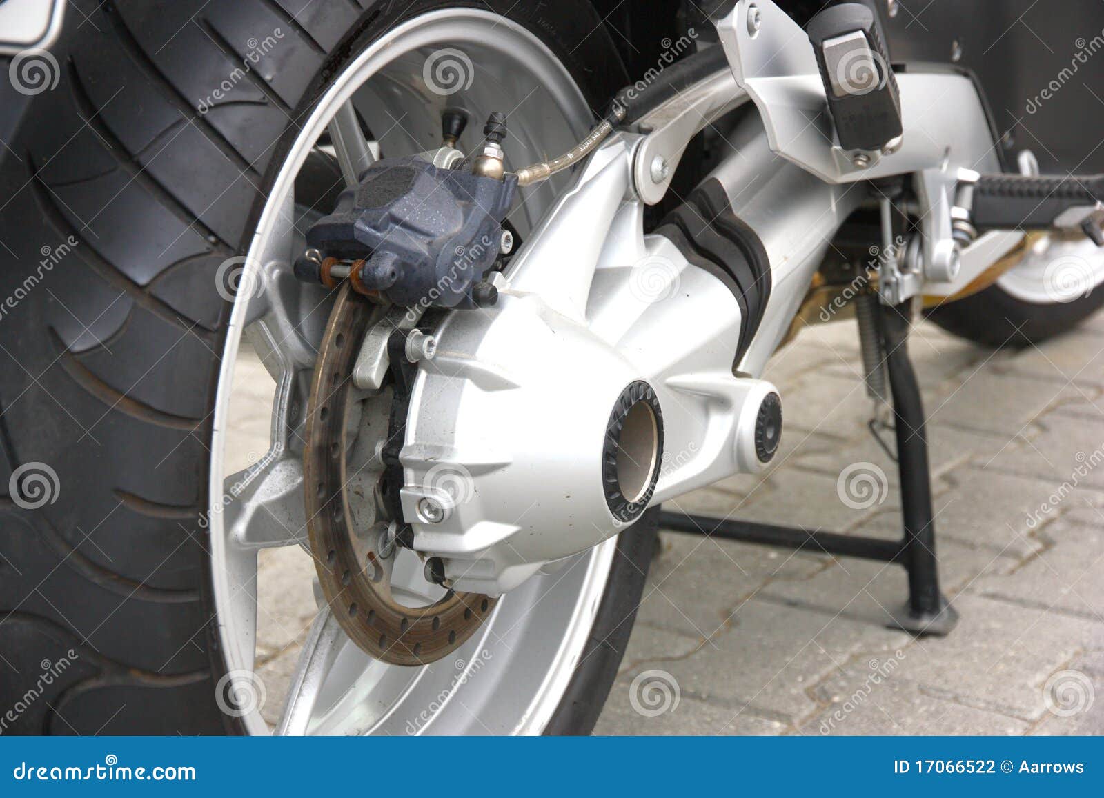 Roue de moto photo stock. Image du stationné, moto, vélos - 17066522
