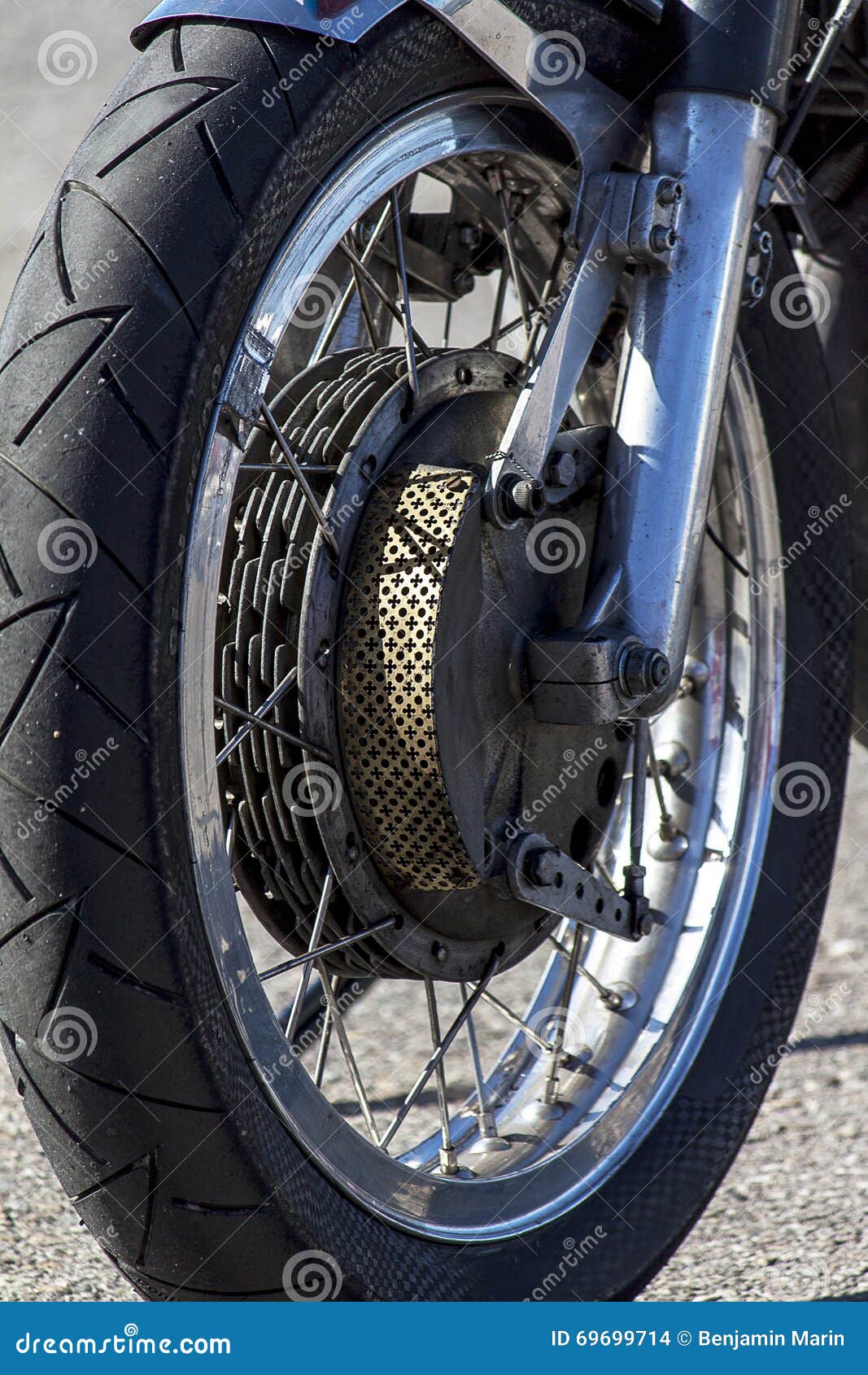 Roue de moto photo stock. Image du route, motocyclette - 69699714