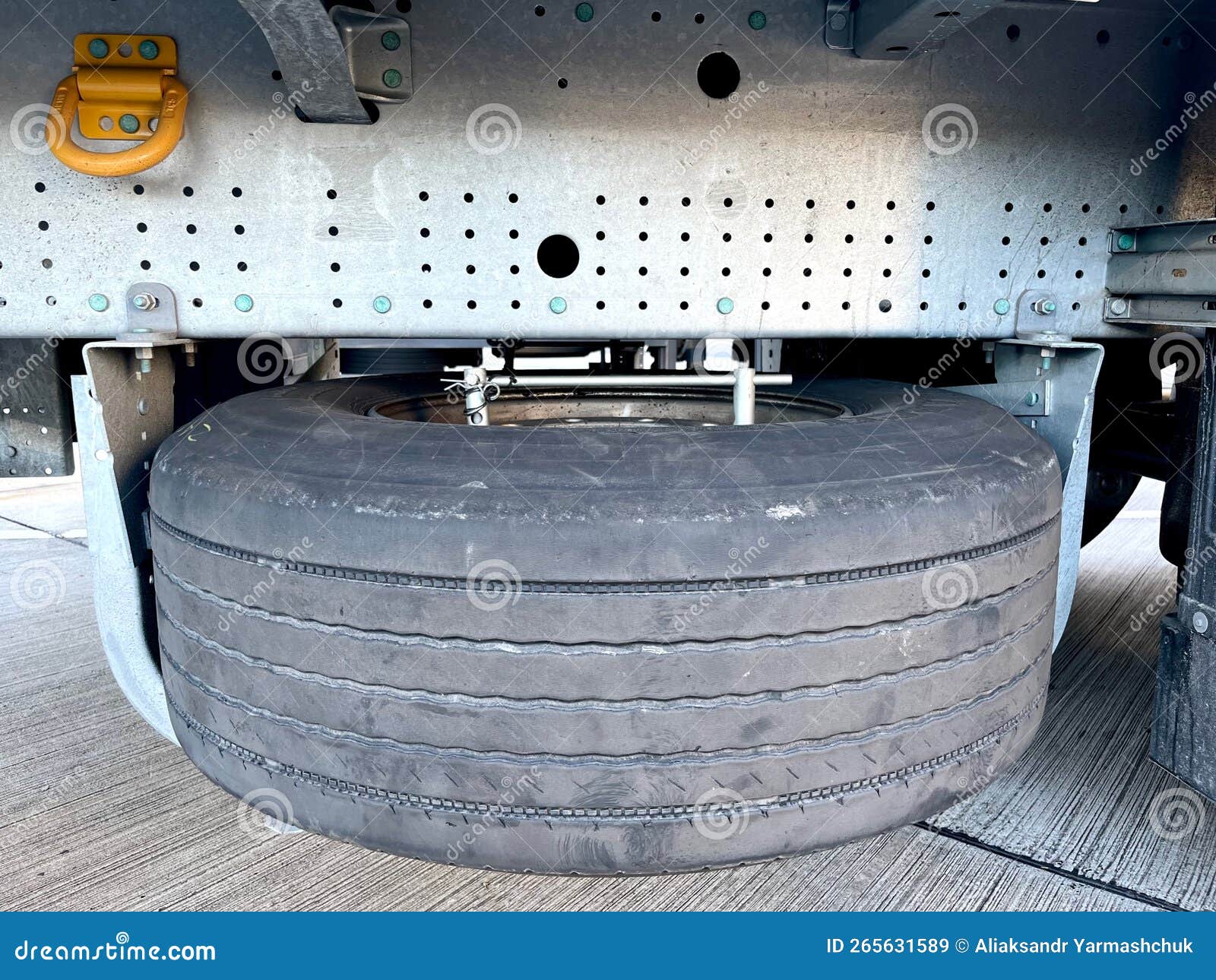 Roue De Secours Dans Le Compartiment Pour Un Semi-remorque Image stock ...