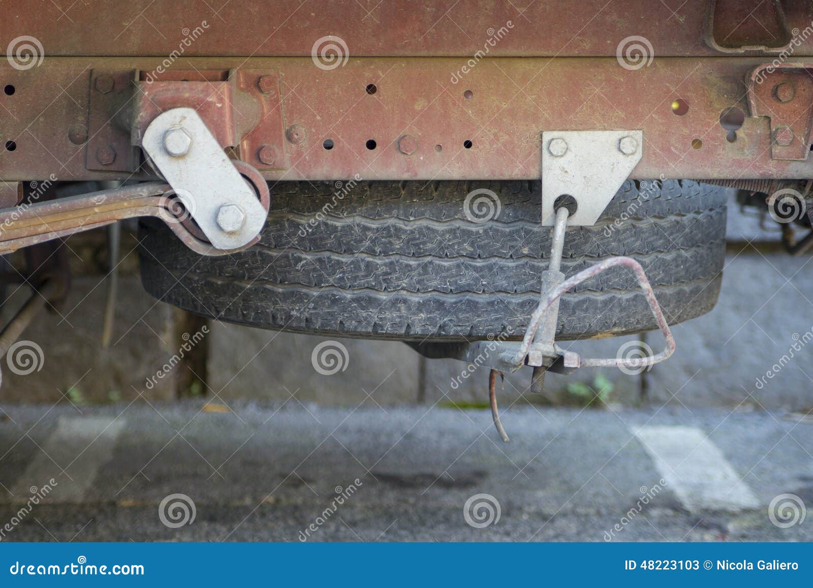 Roue de secours de vintage image stock. Image of pneu - 48223103