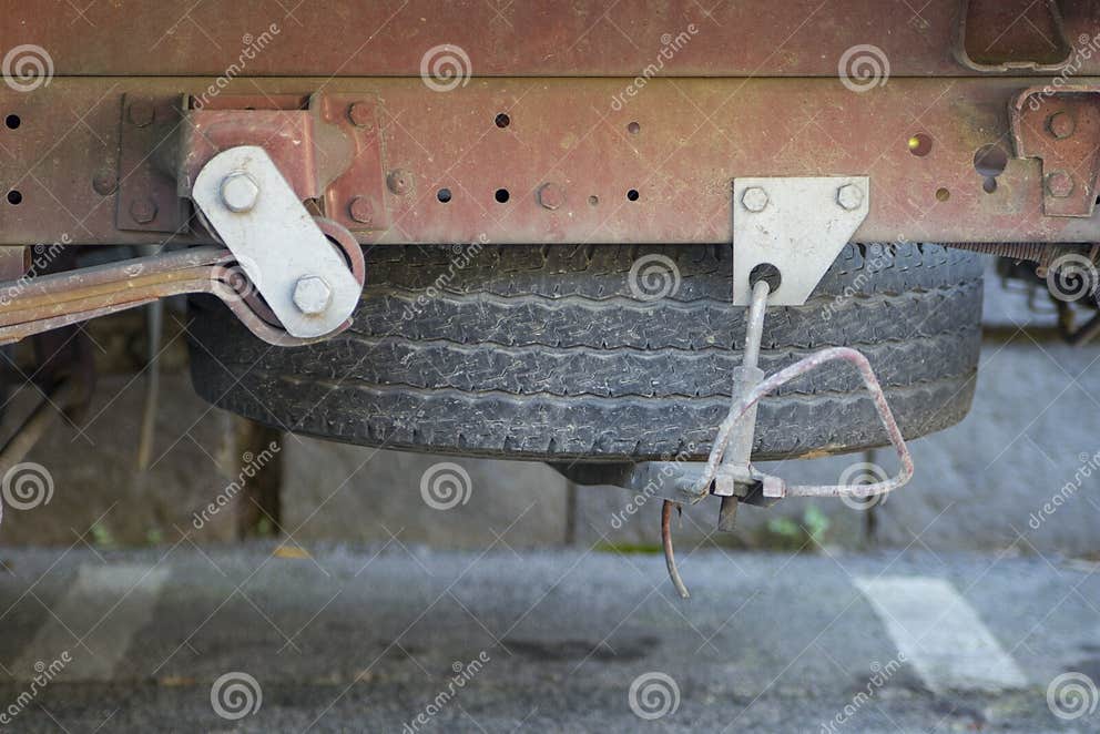 Roue de secours de vintage image stock. Image of pneu - 48223103