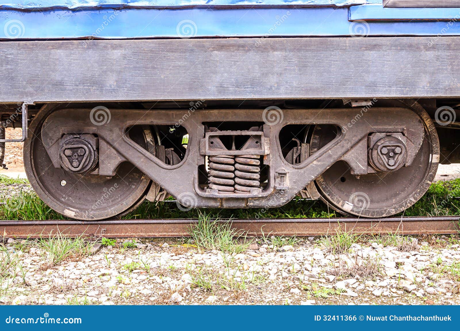 Roue de train photo stock. Image du transport, gris, former - 32411366