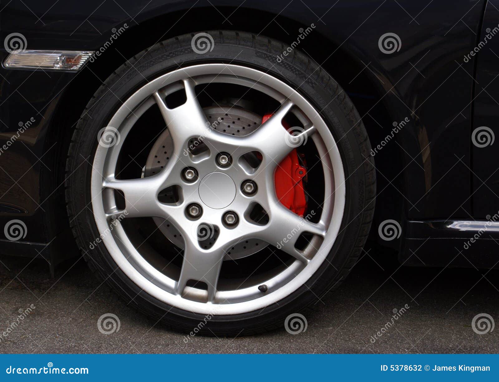 Roue de voiture de sport, photographie éditorial. Image du aluminium ...