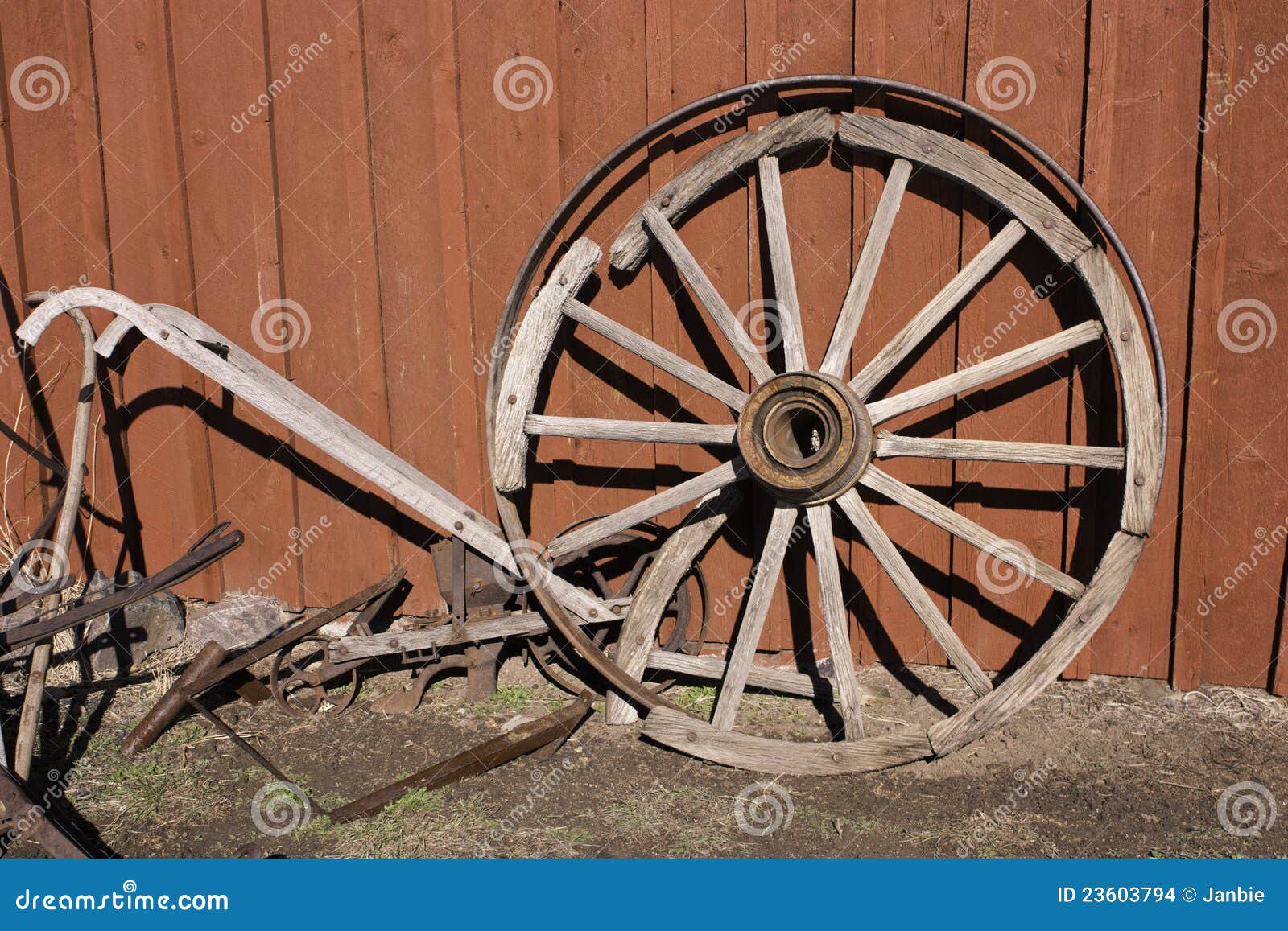 Roue, Outils Et Charrue De Chariot Photo stock - Image du éleveurs ...