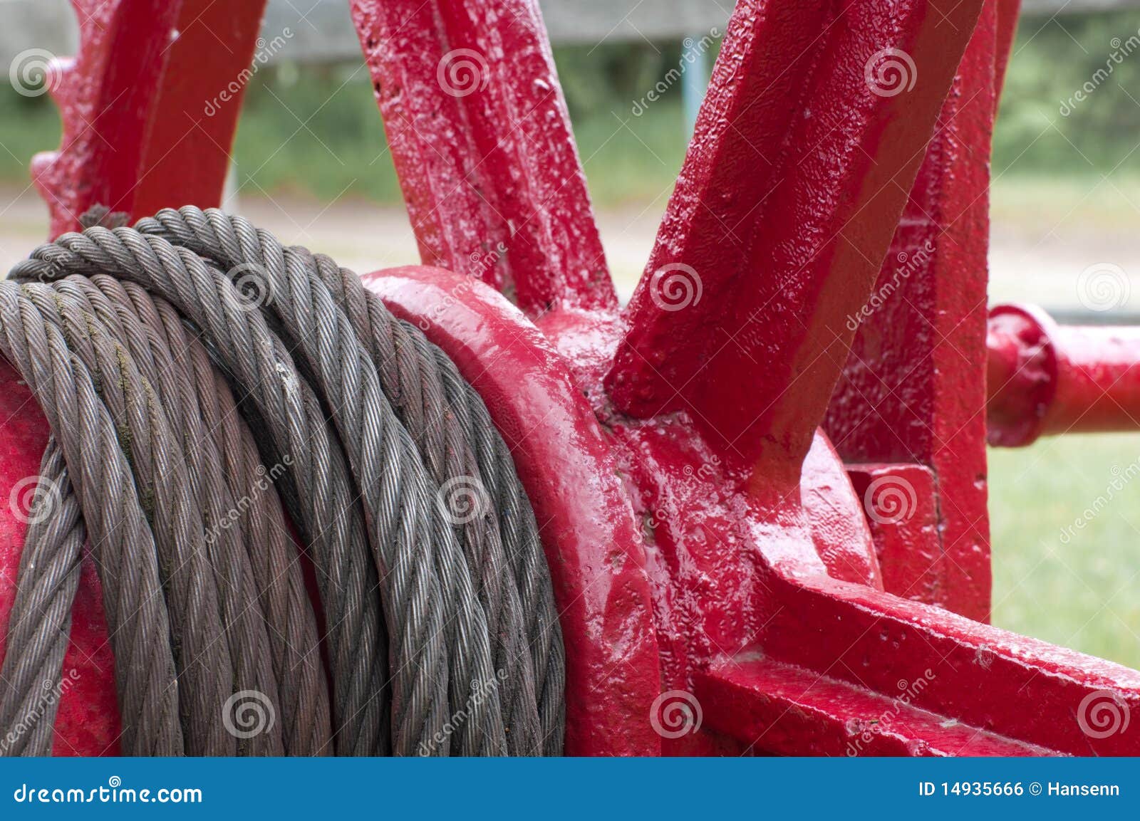 Roue rouge photo stock. Image du roulement, acier, transport - 14935666