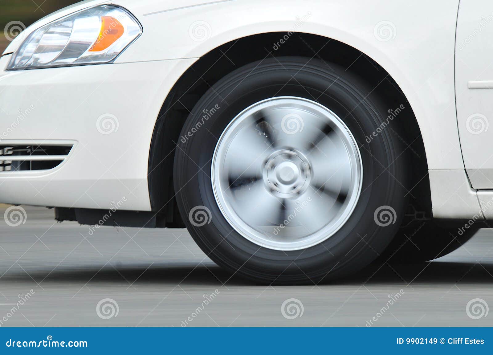 Roues de rotation image stock. Image du vitesse, route - 9902149