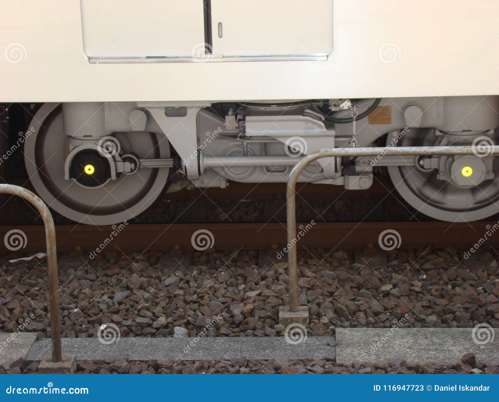 Roues de train image stock. Image du fleuve, former - 116947723