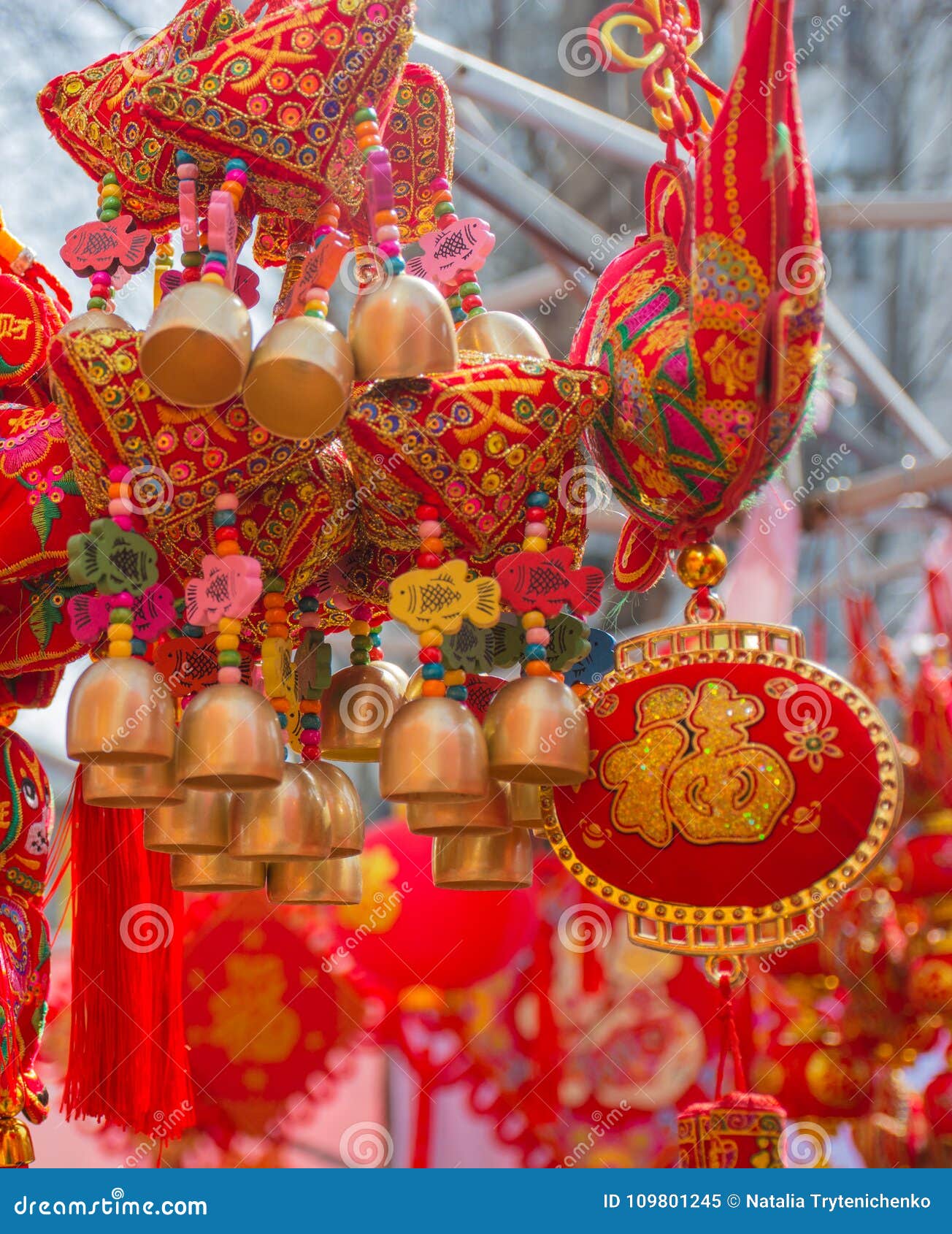 Rouge Et Cloches De Chinois D'or Image stock - Image of vacances ...