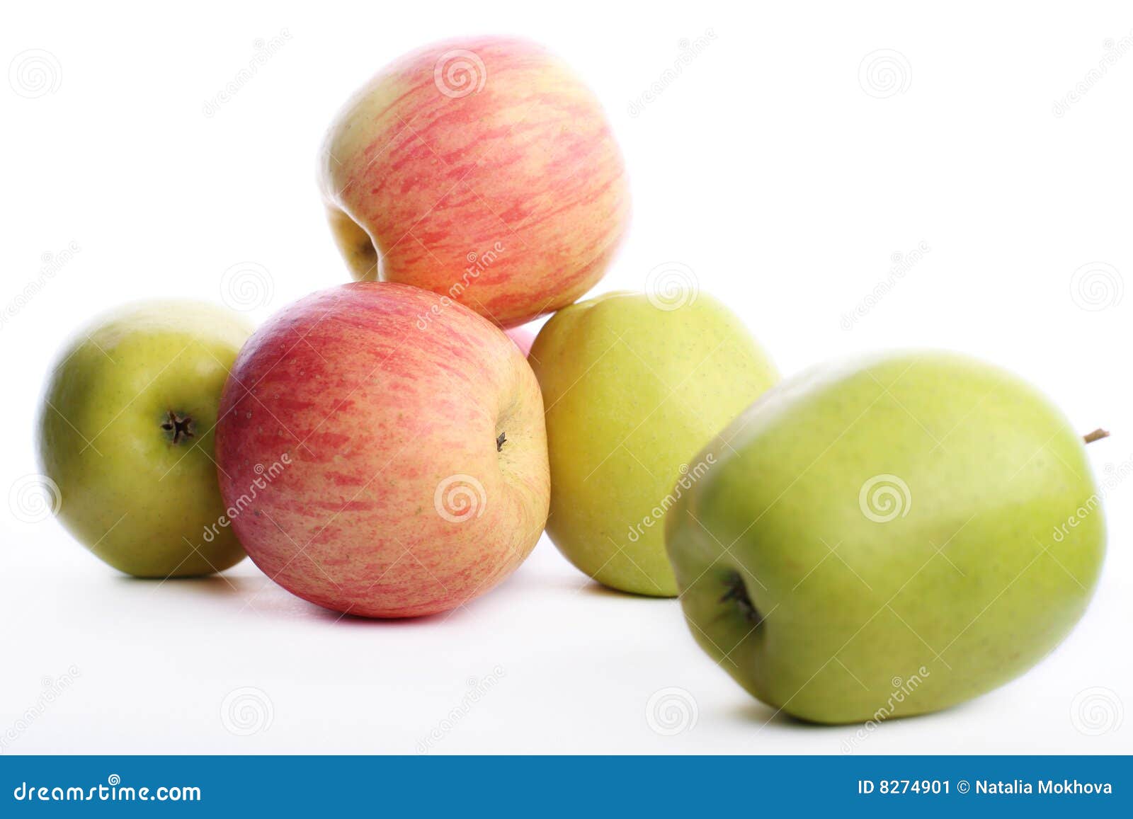 Rouge vert de pommes image stock. Image du lointain, agencement - 8274901