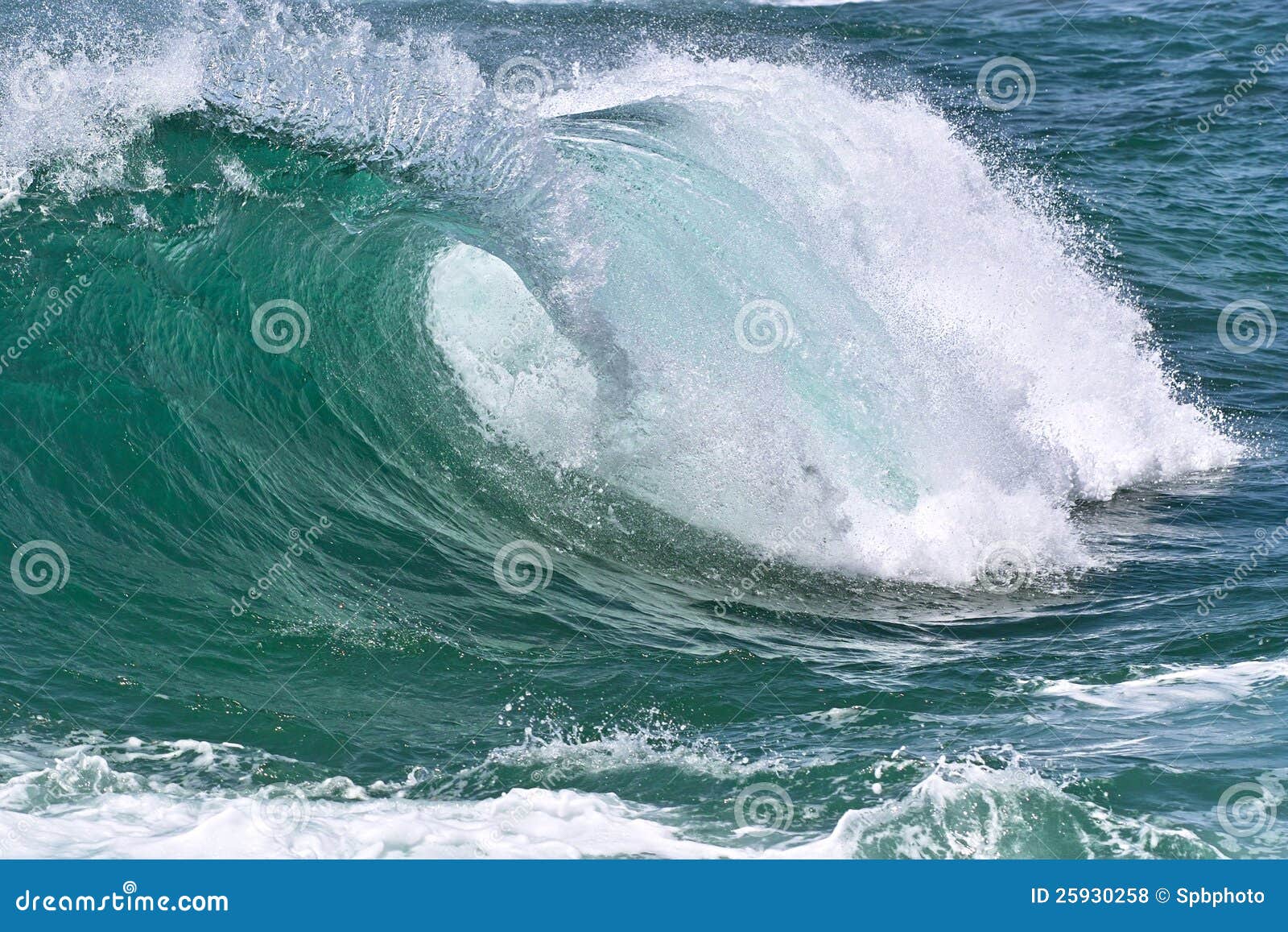 Rouleau dans l'océan photo stock. Image du surfer, frais - 25930258