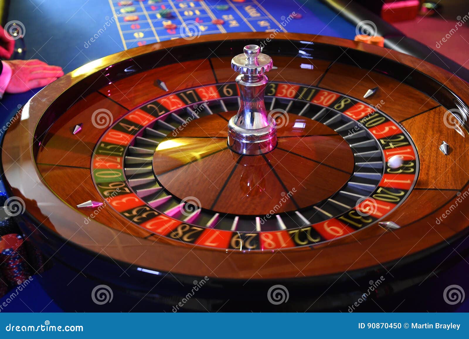 Roulette wheel gambling editorial image. Image of entertainment - 90870450