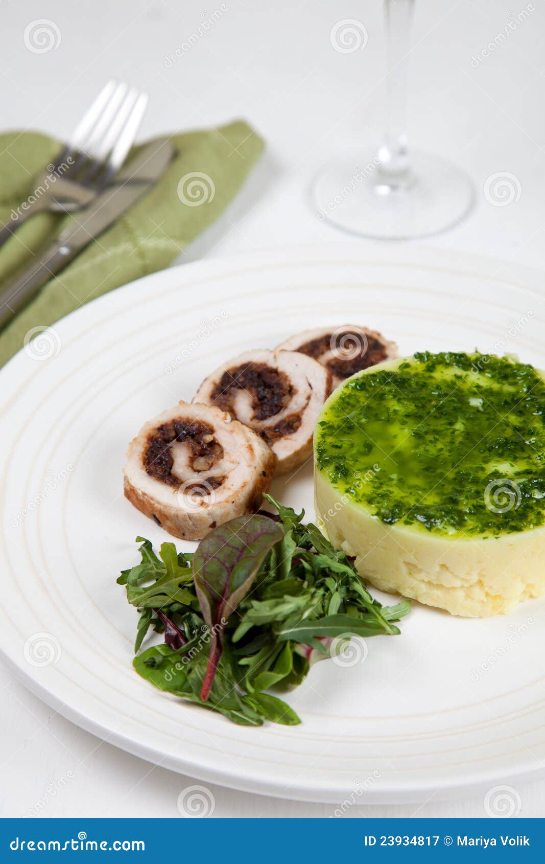 Roulis De La Turquie Avec Remplir De Pruneaux Image stock - Image du ...