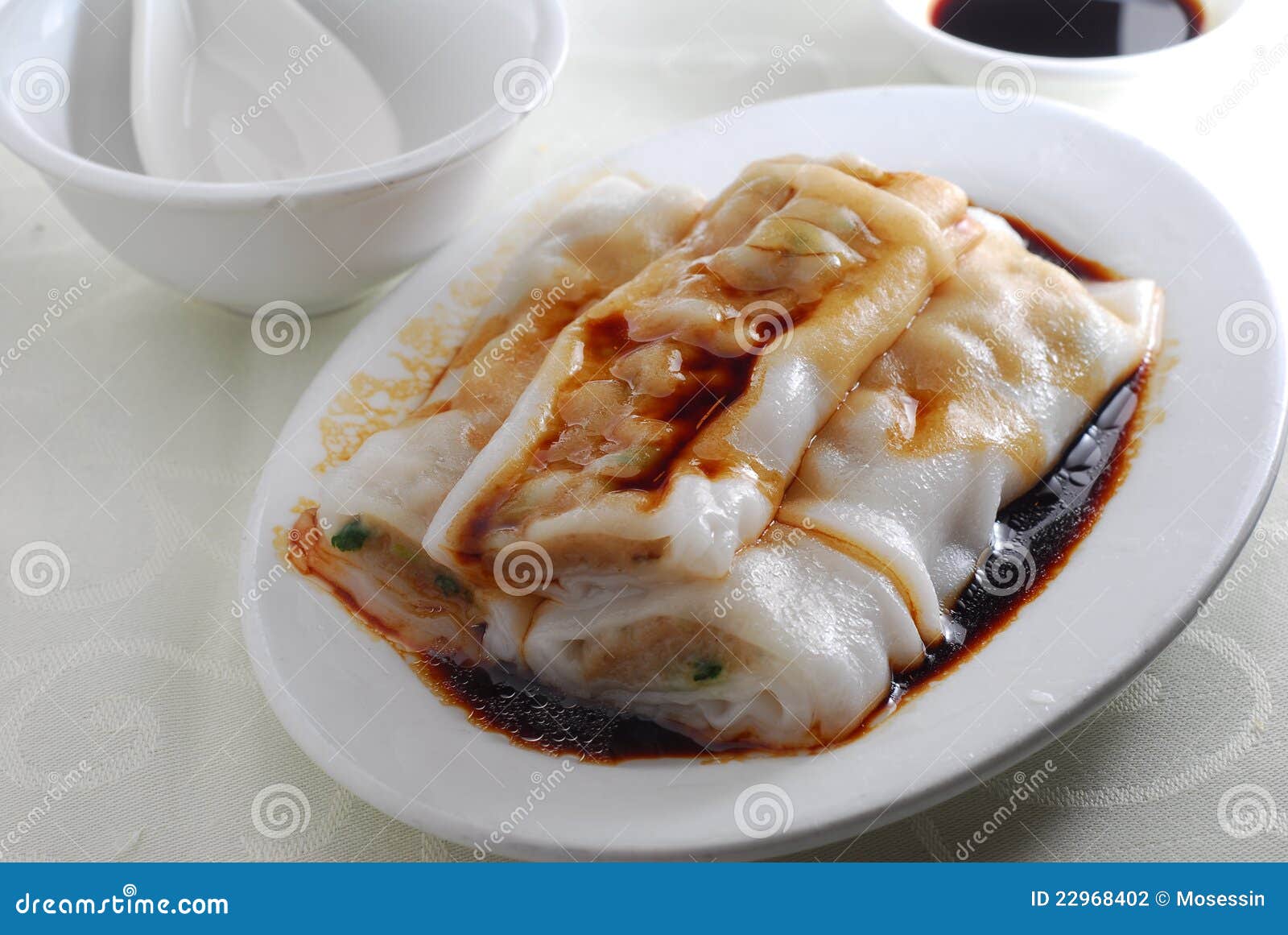 Roulis de riz de boeuf photo stock. Image du porcelaine - 22968402