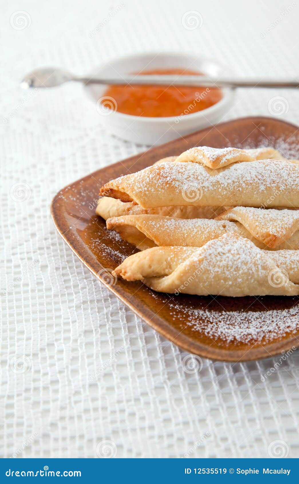 Roulis En Croissant Avec Le Bourrage Image stock - Image du nourriture ...