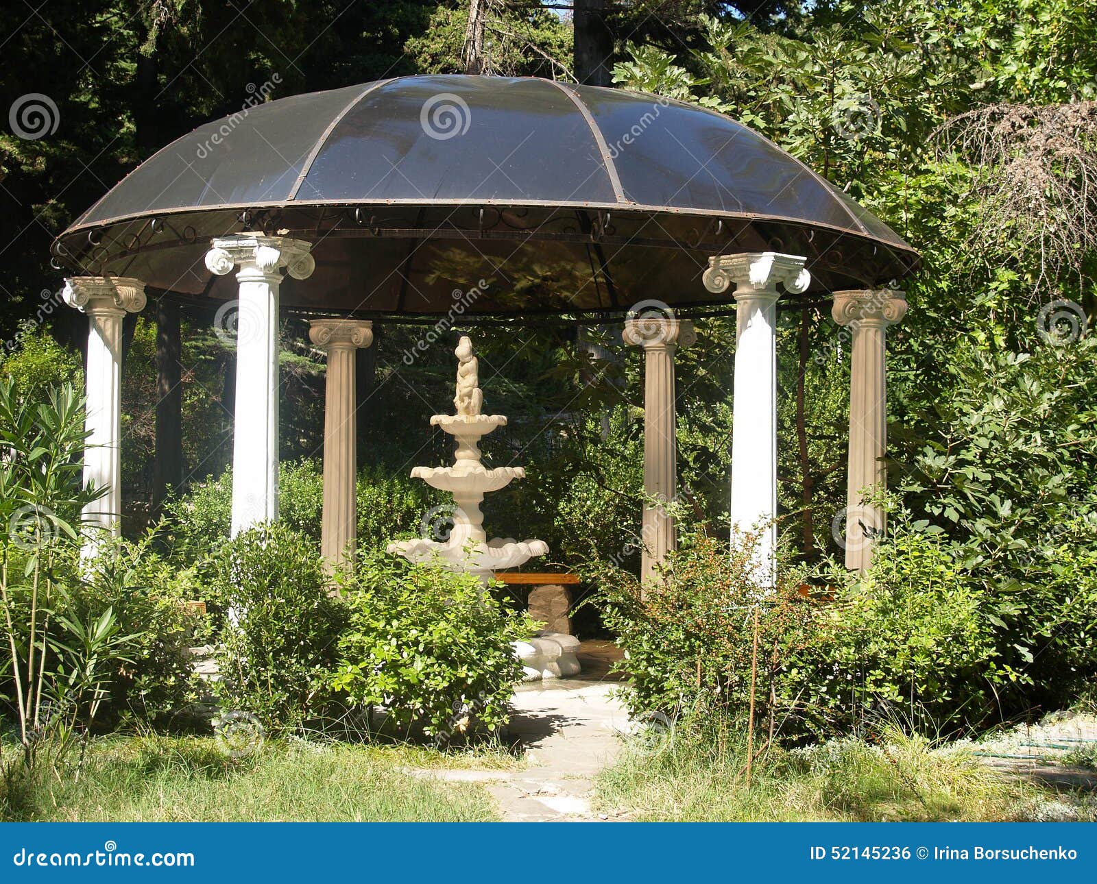 Round Arbor with the Fountain in Yalta Stock Photo - Image of canopy ...
