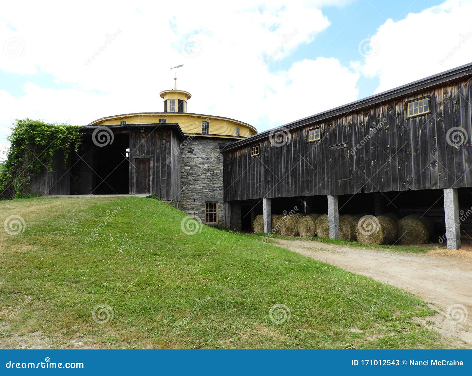 Shaker Round Stone Barn Wagon Woodshed Entryway Stock Image - Image of ...