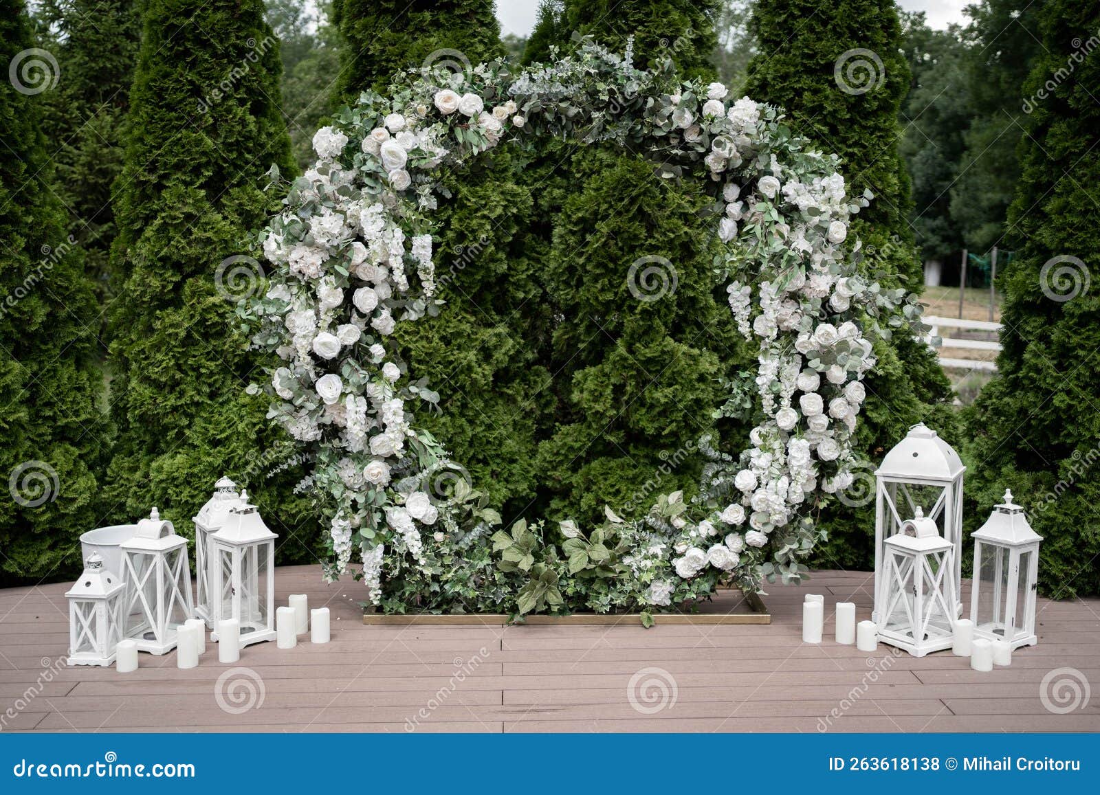 Round Flower Arch. Circle Wedding Ceremony Arch. Trend. Outside ...