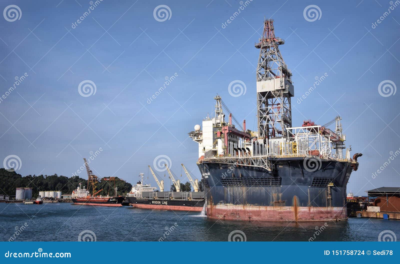 Round FPSO Berthing at Port with Blue Sky Editorial Stock Image - Image ...