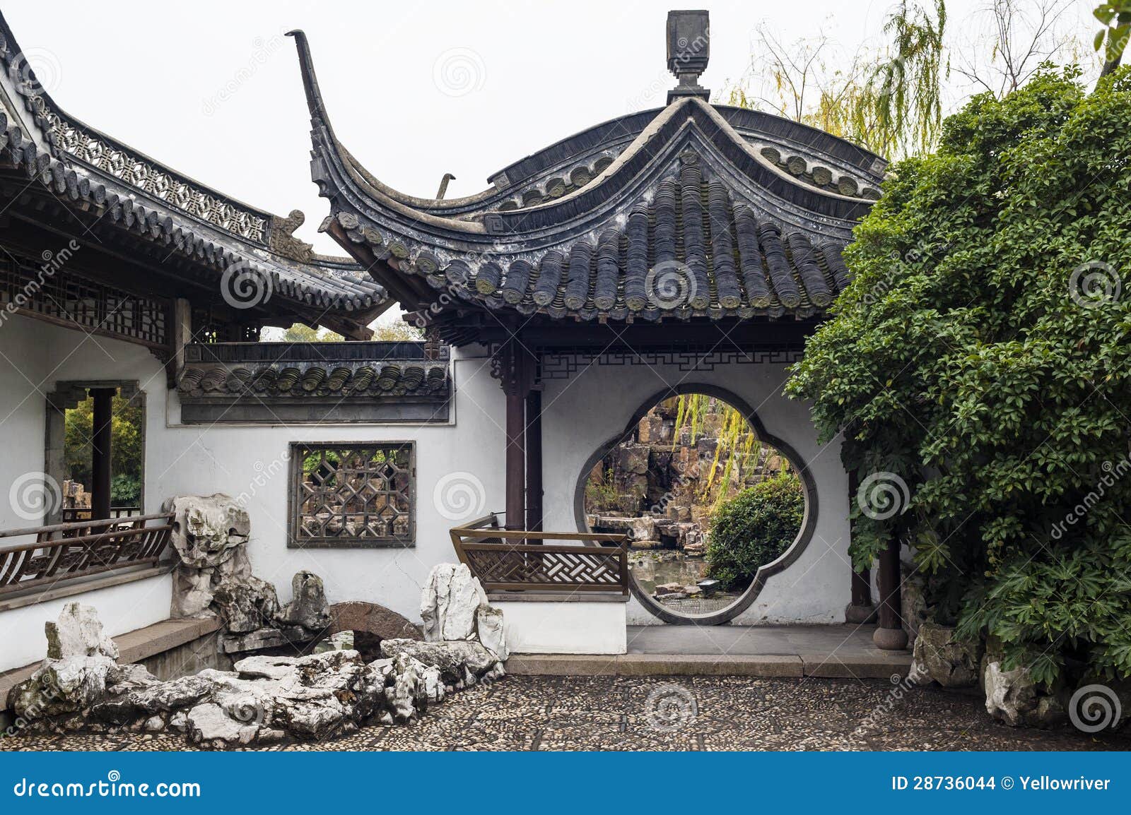 The Round Gate in Chinese Style Garden Stock Photo - Image of ...