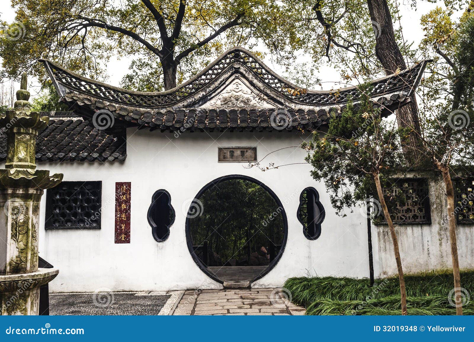 The Round Gate in Chinese Style Garden Stock Photo - Image of china ...